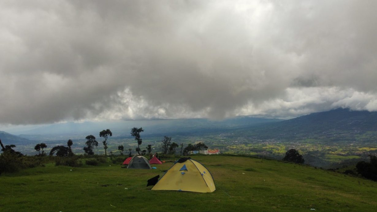 Jalur Pendakian ke Buffalo Hill Garut, Melewati Perkebunan Warga ...