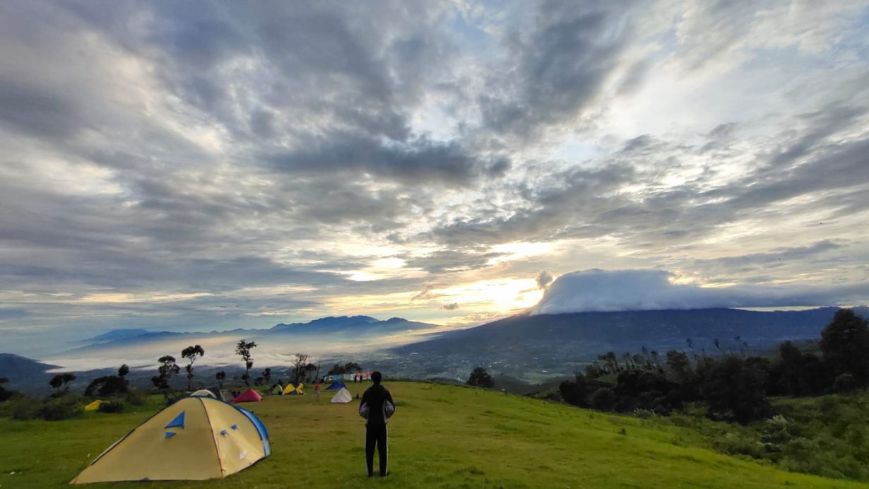Camping di Buffalo Hill Garut dengan Pemandangan Indah Gunung Cikuray ...